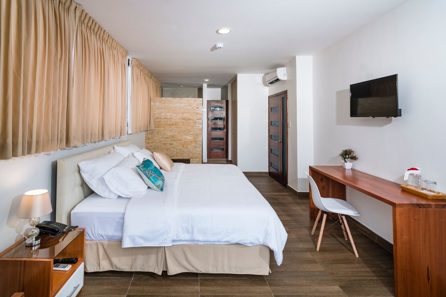 HOTEL LA ISLA-4NIGHT-2025 in Puerto Ayora, Ecuador